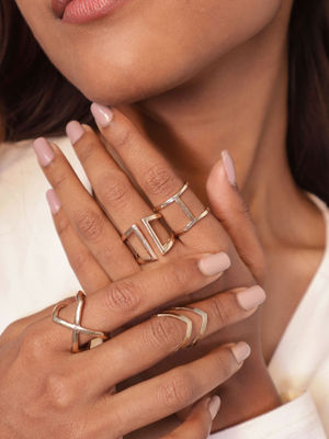 Buy Pipa Bella by Nykaa Fashion Set of 5 Statement Gold Plated Rings ...
