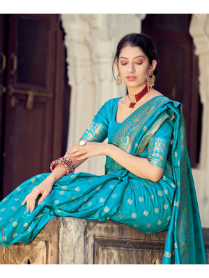 Monjolika Fashion Handloom Sarees : Buy Monjolika Fashion Light blue ...