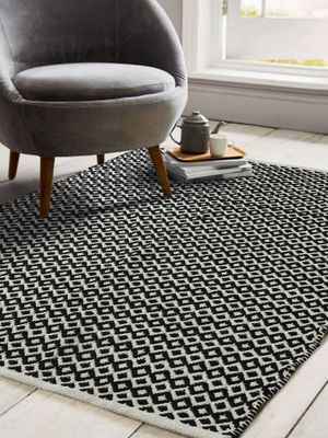 Buy Sashaa World Diamond Woven Rug In Black and White Online
