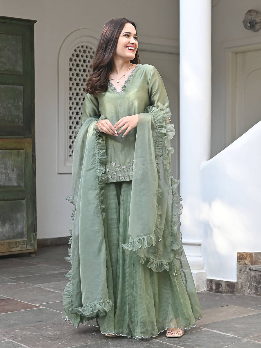 Buy Pakistani Kurtas, Kurtis & Salwar Suits Online At Upto 60%