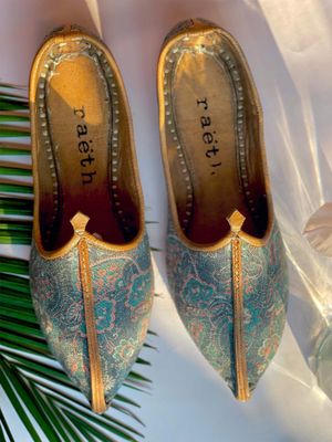 Buy raëth Leisure Floral Printed Blue Mojaris Online