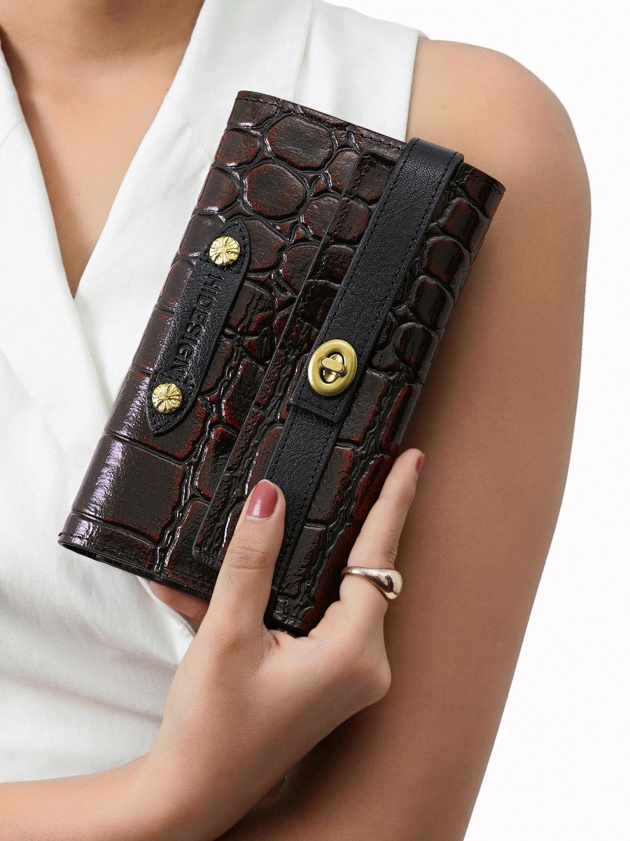 Buy Clutches for Women Online with Classy and Glamorous Designs