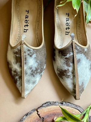 Buy raëth Raw Hair Hide Textured White Brown Mojaris Online