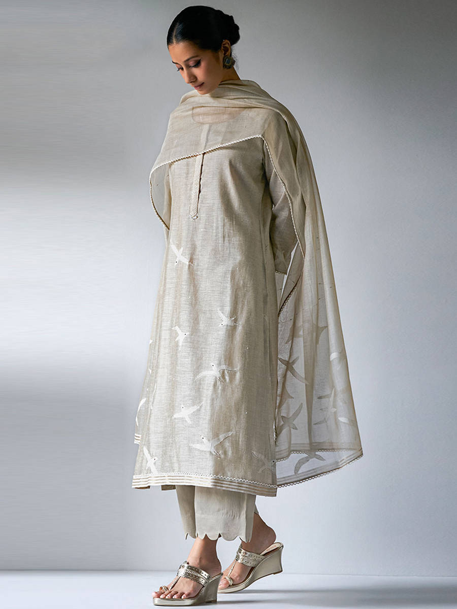 Buy Pakistani Kurtas, Kurtis & Salwar Suits Online At Upto 60%