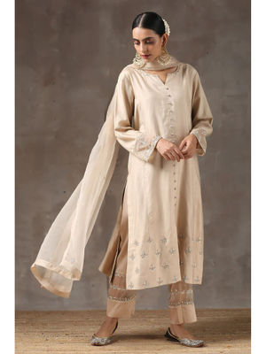 Buy Kanika Sharma Gehua Lahoriya Botti Kurta with Patalun and Dupatta ...