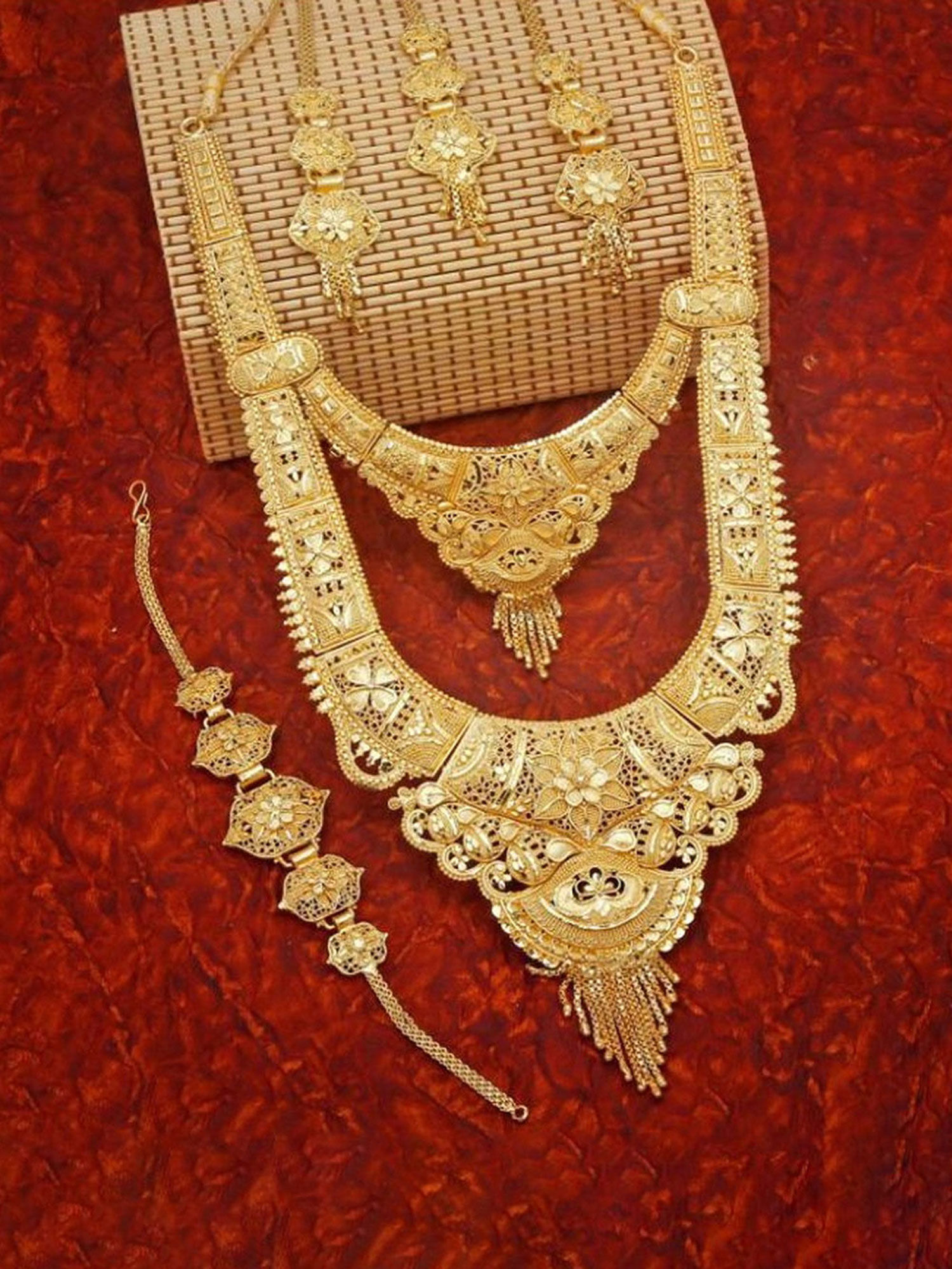 Gold haar for wedding store